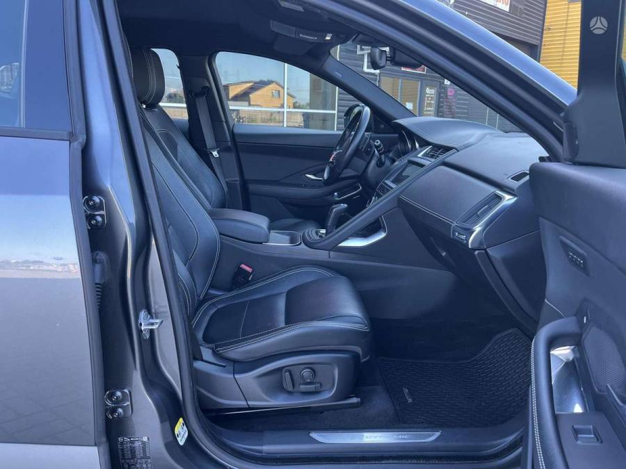 Pelēks Jaguar E-Pace 2018 Tauragė, ar dzinēja tilpumu 2.00 L un nobraukumu 123 tūkst. km par 11800 €, foto 14 vietnē AUTOMOTO.COM.LV