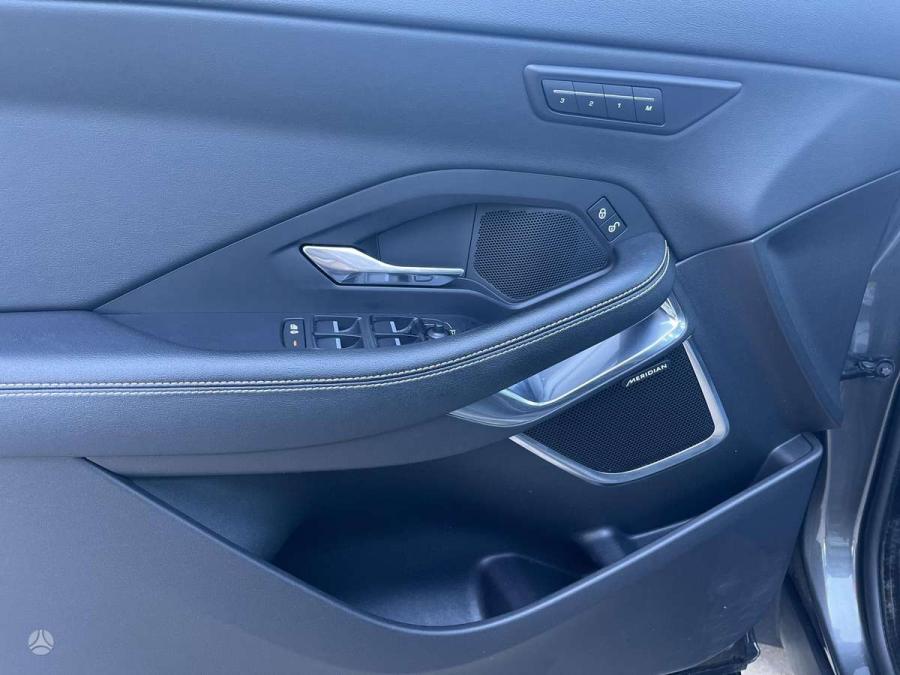 Pelēks Jaguar E-Pace 2018 Tauragė, ar dzinēja tilpumu 2.00 L un nobraukumu 123 tūkst. km par 11800 €, foto 19 vietnē AUTOMOTO.COM.LV
