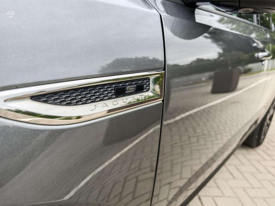 Pelēks Jaguar E-Pace 2018 Tauragė, ar dzinēja tilpumu 2.00 L un nobraukumu 199 tūkst. km par 10900 €, foto 6 vietnē AUTOMOTO.COM.LV