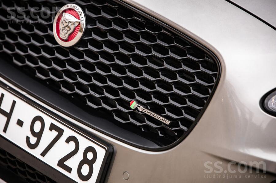 Pelēks Jaguar E-Pace 2019 Jelgava, ar dzinēja tilpumu 2.00 L un nobraukumu 137 tūkst. km par 16999 €, foto 1 vietnē AUTOMOTO.COM.LV