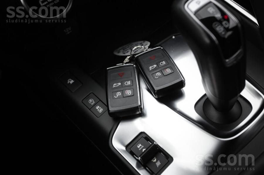 Pelēks Jaguar E-Pace 2019 Jelgava, ar dzinēja tilpumu 2.00 L un nobraukumu 137 tūkst. km par 16999 €, foto 31 vietnē AUTOMOTO.COM.LV