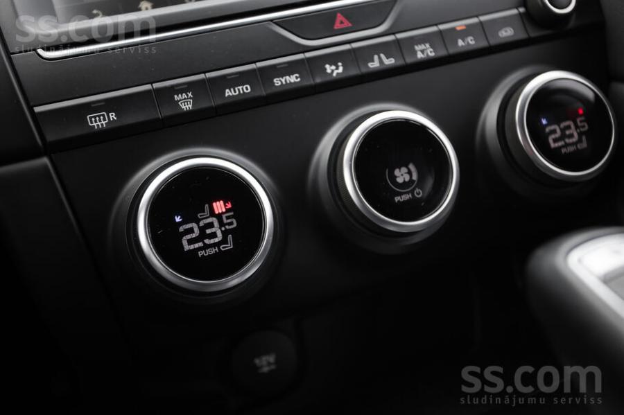 Pelēks Jaguar E-Pace 2019 Jelgava, ar dzinēja tilpumu 2.00 L un nobraukumu 137 tūkst. km par 16999 €, foto 34 vietnē AUTOMOTO.COM.LV