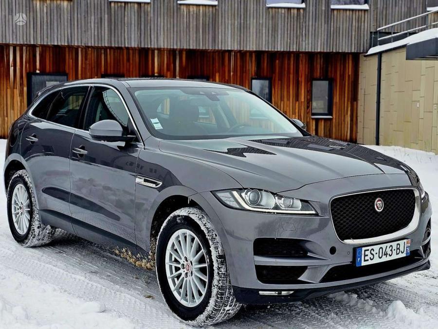 Grey Jaguar E-Pace 2017 in Taurage, with an engine capacity of 2.00 L and mileage of 150 thousand km for 10900 €, photo 3 on AUTOMOTO.COM.LV