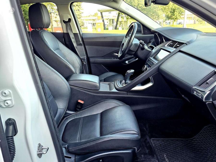 White Jaguar E-Pace 2018 in Taurage, with an engine capacity of 2.00 L and mileage of 202 thousand km for 12500 €, photo 13 on AUTOMOTO.COM.LV