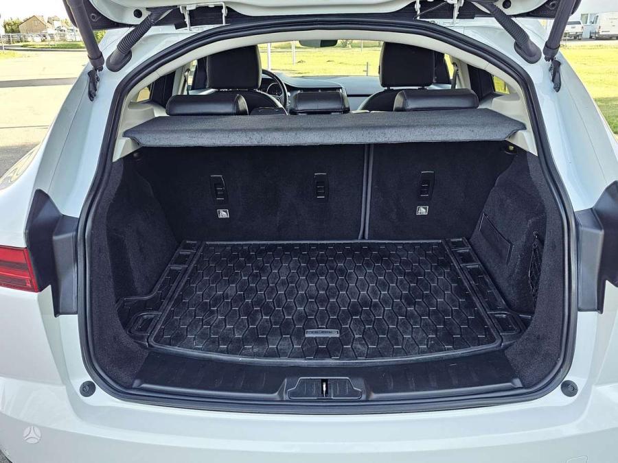 White Jaguar E-Pace 2018 in Taurage, with an engine capacity of 2.00 L and mileage of 202 thousand km for 12500 €, photo 16 on AUTOMOTO.COM.LV