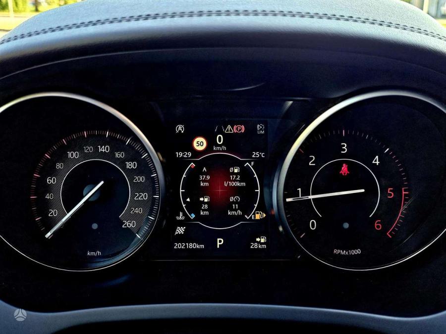 White Jaguar E-Pace 2018 in Taurage, with an engine capacity of 2.00 L and mileage of 202 thousand km for 12500 €, photo 18 on AUTOMOTO.COM.LV