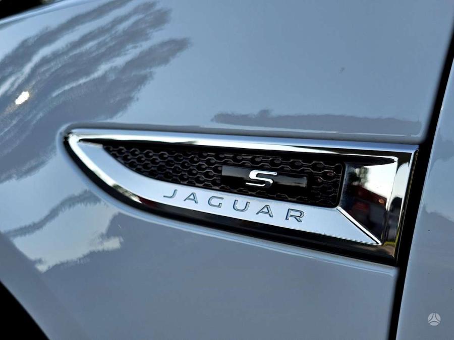 White Jaguar E-Pace 2018 in Taurage, with an engine capacity of 2.00 L and mileage of 202 thousand km for 12500 €, photo 43 on AUTOMOTO.COM.LV