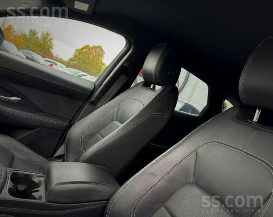 White Jaguar E-Pace 2019 in Telschi, with an engine capacity of 2.00 L and mileage of 215 thousand km for 13699 €, photo 14 on AUTOMOTO.COM.LV