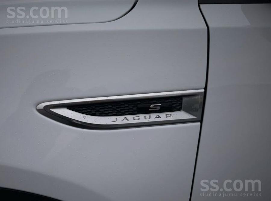 White Jaguar E-Pace 2019 in Telschi, with an engine capacity of 2.00 L and mileage of 215 thousand km for 13699 €, photo 23 on AUTOMOTO.COM.LV