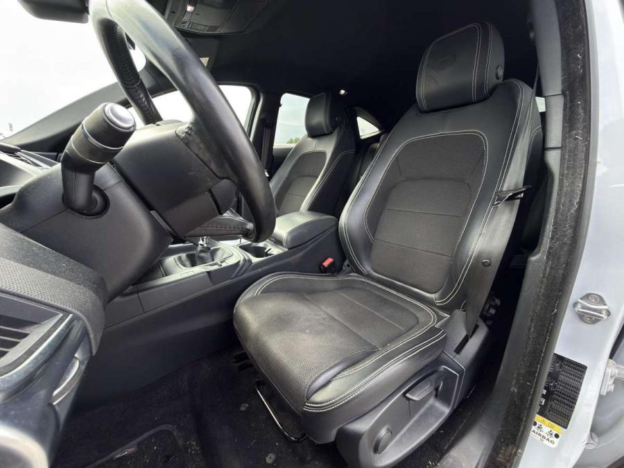 White Jaguar E-Pace 2019 in Taurage, with an engine capacity of 2.00 L and mileage of 123 thousand km for 9500 €, photo 8 on AUTOMOTO.COM.LV