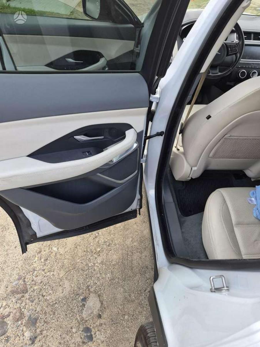 White Jaguar E-Pace 2019 in Telschi, with an engine capacity of 2.00 L and mileage of 212 thousand km for 8500 €, photo 8 on AUTOMOTO.COM.LV