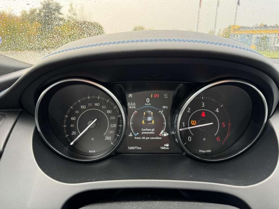 White Jaguar E-Pace 2021 in Telschi, with an engine capacity of 2.00 L and mileage of 126 thousand km for 10500 €, photo 25 on AUTOMOTO.COM.LV