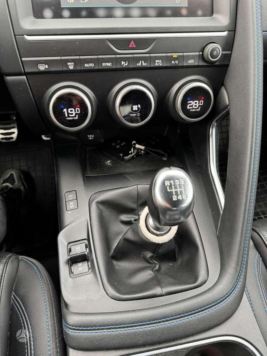 White Jaguar E-Pace 2021 in Telschi, with an engine capacity of 2.00 L and mileage of 126 thousand km for 10500 €, photo 26 on AUTOMOTO.COM.LV