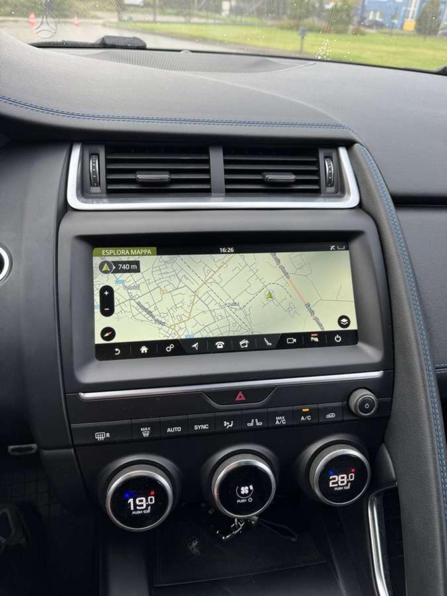 White Jaguar E-Pace 2021 in Telschi, with an engine capacity of 2.00 L and mileage of 126 thousand km for 10500 €, photo 33 on AUTOMOTO.COM.LV