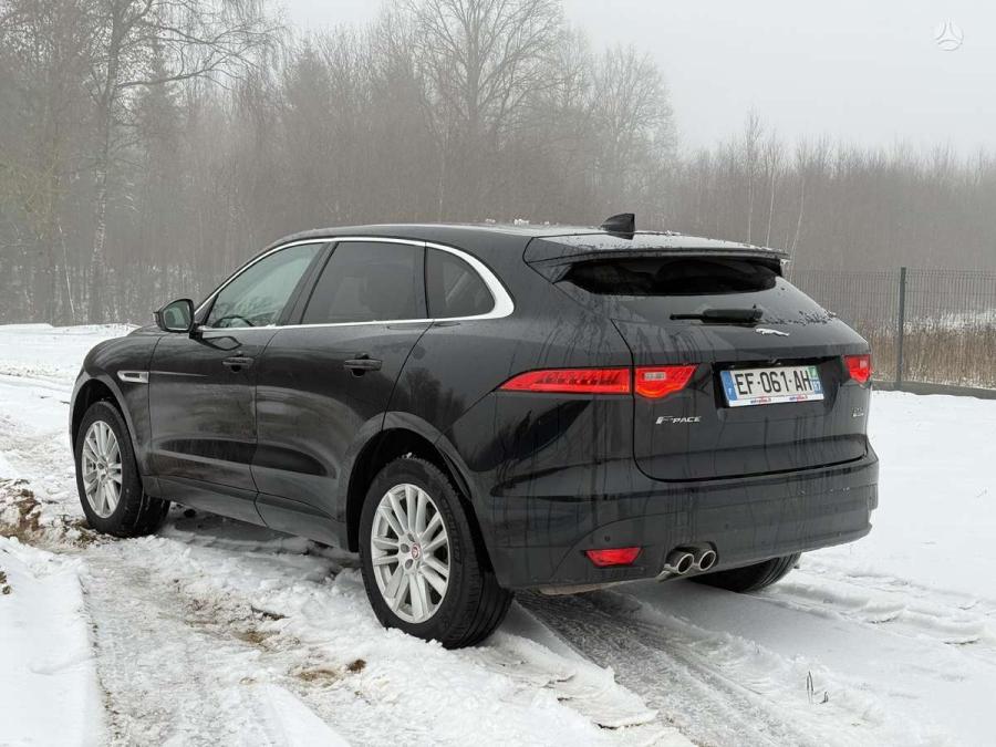 Black Jaguar F-Pace 2016 in Vilnius, with an engine capacity of 2.00 L and mileage of 229 thousand km for 12900 €, photo 3 on AUTOMOTO.COM.LV