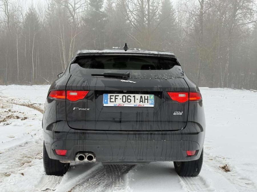 Black Jaguar F-Pace 2016 in Vilnius, with an engine capacity of 2.00 L and mileage of 229 thousand km for 12900 €, photo 4 on AUTOMOTO.COM.LV