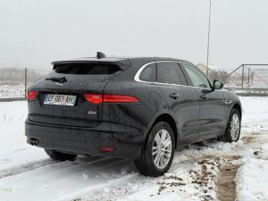 Black Jaguar F-Pace 2016 in Vilnius, with an engine capacity of 2.00 L and mileage of 229 thousand km for 12900 €, photo 7 on AUTOMOTO.COM.LV