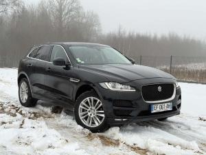 Black Jaguar F-Pace 2016 in Vilnius, with an engine capacity of 2.00 L and mileage of 229 thousand km for 12900 €, photo 9 on AUTOMOTO.COM.LV