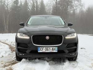 Black Jaguar F-Pace 2016 in Vilnius, with an engine capacity of 2.00 L and mileage of 229 thousand km for 12900 €, photo 10 on AUTOMOTO.COM.LV