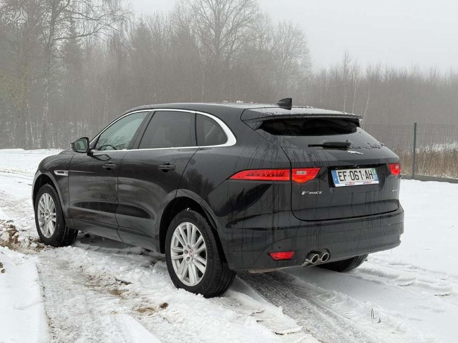 Melns Jaguar F-Pace 2016 Viļņa, ar dzinēja tilpumu 2.00 L un nobraukumu 229 tūkst. km par 12900 €, foto 3 vietnē AUTOMOTO.COM.LV