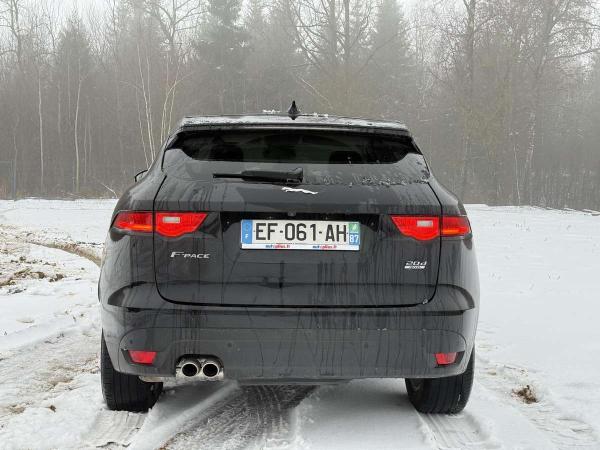 Black Jaguar F-Pace 2016 in Vilnius, with an engine capacity of 2.00 L and mileage of 229 thousand km for 12900 €, photo 4 on AUTOMOTO.COM.LV