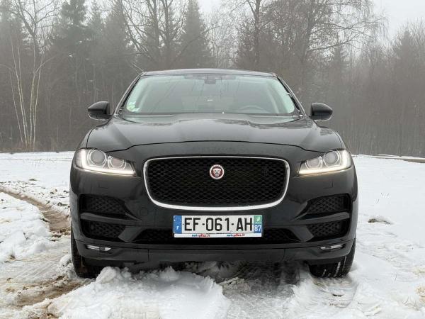 Black Jaguar F-Pace 2016 in Vilnius, with an engine capacity of 2.00 L and mileage of 229 thousand km for 12900 €, photo 10 on AUTOMOTO.COM.LV