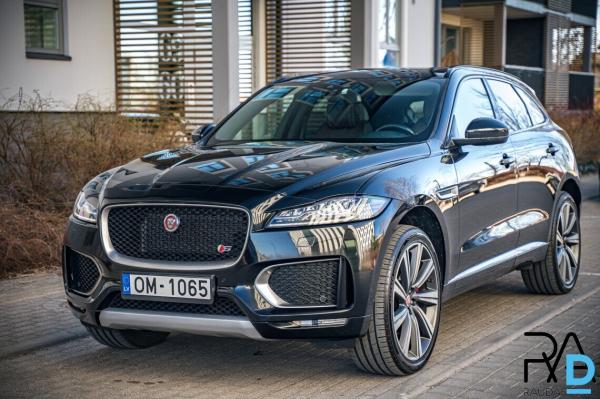 Melns Jaguar F-Pace 2016 Rīga, ar dzinēja tilpumu 3.00 L un nobraukumu 222 tūkst. km par 13990 €, foto 1 vietnē AUTOMOTO.COM.LV