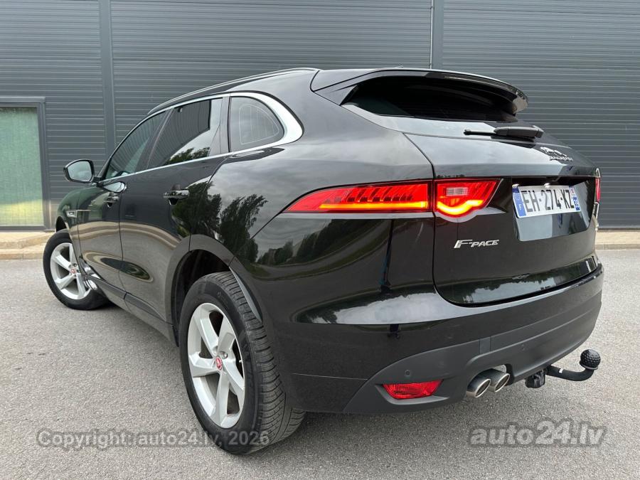 Black Jaguar F-Pace 2016 in Tallinn, with an engine capacity of 2.00 L and mileage of 128 thousand km for 14790 €, photo 5 on AUTOMOTO.COM.LV