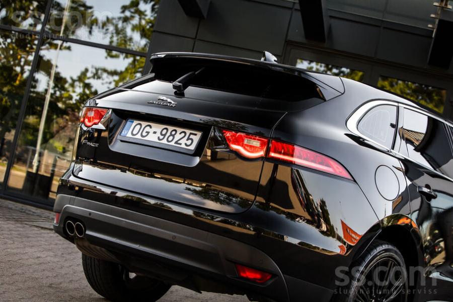 Black Jaguar F-Pace 2016 in Jelgava, with an engine capacity of 2.00 L and mileage of 214 thousand km for 13999 €, photo 9 on AUTOMOTO.COM.LV