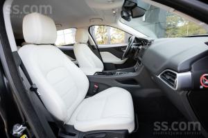Black Jaguar F-Pace 2016 in Jelgava, with an engine capacity of 2.00 L and mileage of 214 thousand km for 13999 €, photo 13 on AUTOMOTO.COM.LV