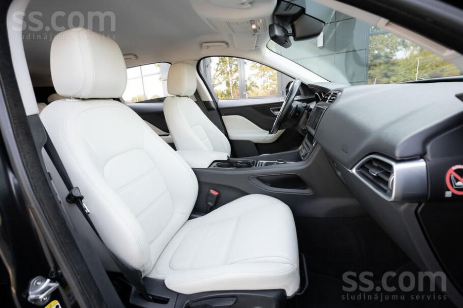 Black Jaguar F-Pace 2016 in Jelgava, with an engine capacity of 2.00 L and mileage of 214 thousand km for 13999 €, photo 13 on AUTOMOTO.COM.LV