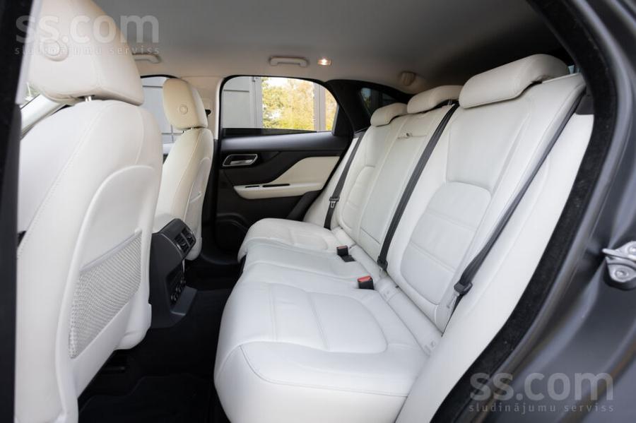Black Jaguar F-Pace 2016 in Jelgava, with an engine capacity of 2.00 L and mileage of 214 thousand km for 13999 €, photo 16 on AUTOMOTO.COM.LV
