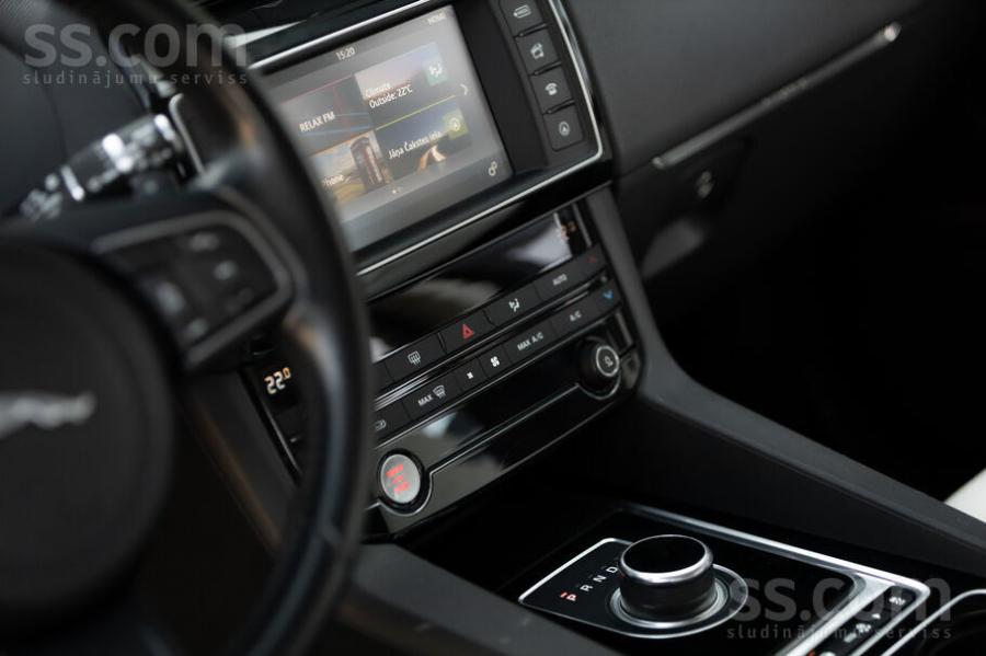 Black Jaguar F-Pace 2016 in Jelgava, with an engine capacity of 2.00 L and mileage of 214 thousand km for 13999 €, photo 17 on AUTOMOTO.COM.LV