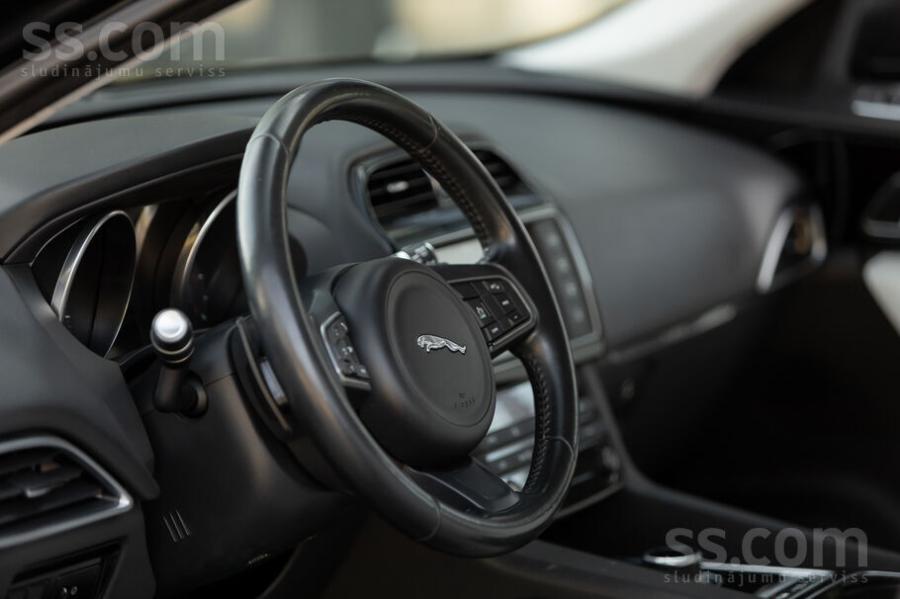 Black Jaguar F-Pace 2016 in Jelgava, with an engine capacity of 2.00 L and mileage of 214 thousand km for 13999 €, photo 18 on AUTOMOTO.COM.LV