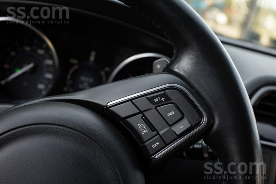 Black Jaguar F-Pace 2016 in Jelgava, with an engine capacity of 2.00 L and mileage of 214 thousand km for 13999 €, photo 24 on AUTOMOTO.COM.LV
