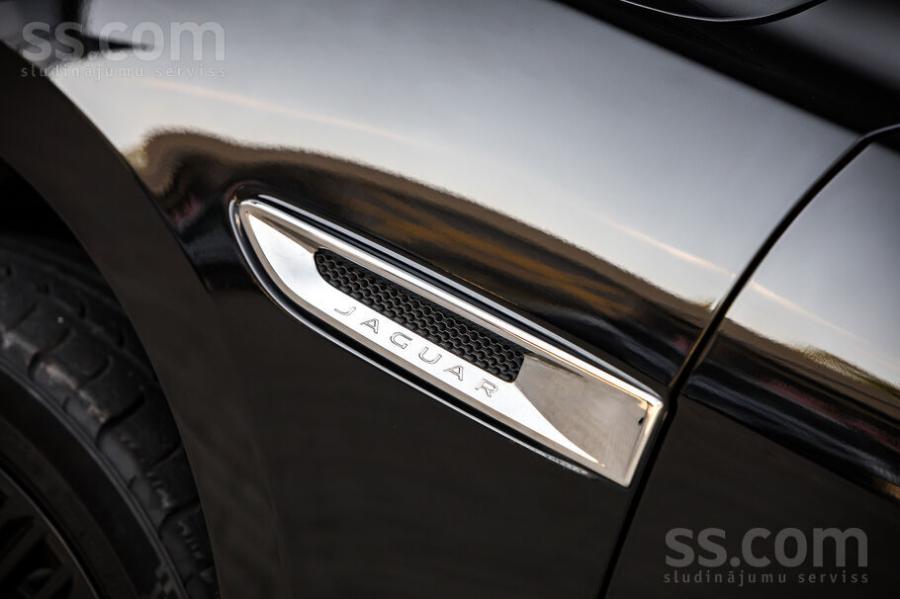 Black Jaguar F-Pace 2016 in Jelgava, with an engine capacity of 2.00 L and mileage of 214 thousand km for 13999 €, photo 30 on AUTOMOTO.COM.LV