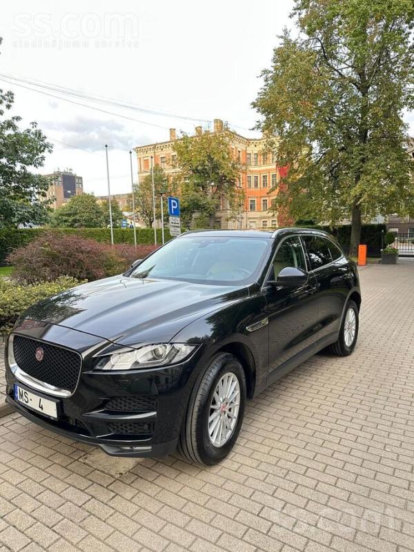 Black Jaguar F-Pace 2016 in Riga, with an engine capacity of 2.00 L and mileage of 123 thousand km for 17000 €, photo 3 on AUTOMOTO.COM.LV