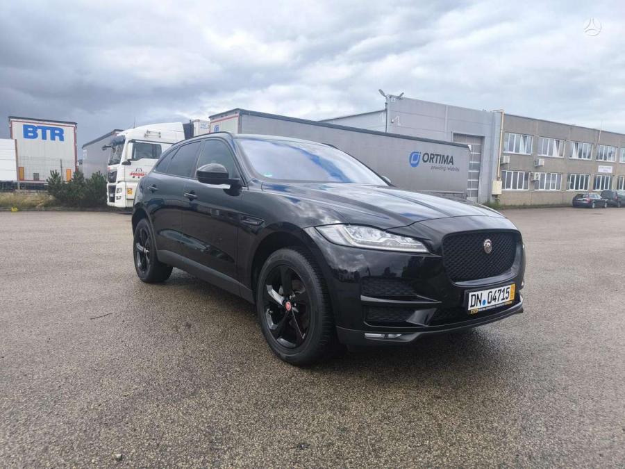Black Jaguar F-Pace 2016 in Vilnius, with an engine capacity of 2.00 L and mileage of 157 thousand km for 13900 €, photo 1 on AUTOMOTO.COM.LV