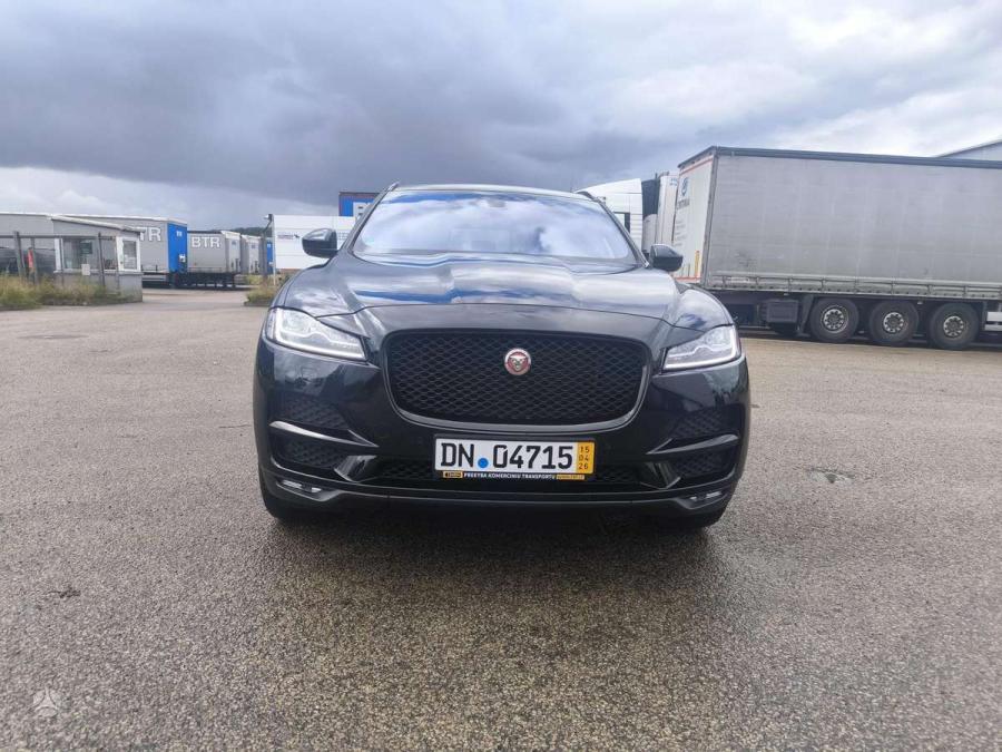 Black Jaguar F-Pace 2016 in Vilnius, with an engine capacity of 2.00 L and mileage of 157 thousand km for 13900 €, photo 4 on AUTOMOTO.COM.LV