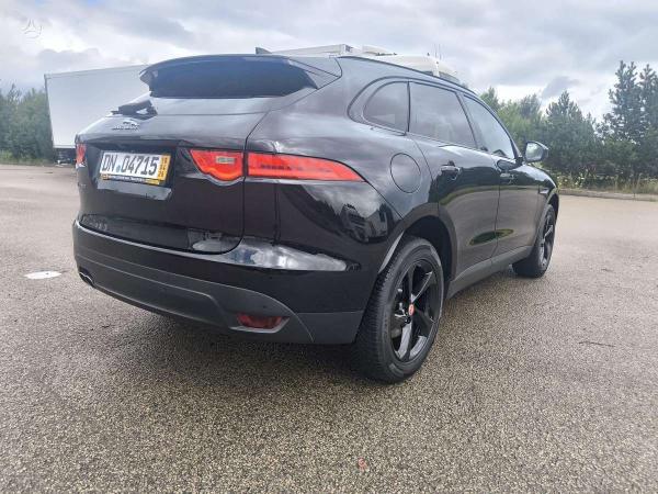 Black Jaguar F-Pace 2016 in Vilnius, with an engine capacity of 2.00 L and mileage of 157 thousand km for 13900 €, photo 4 on AUTOMOTO.COM.LV