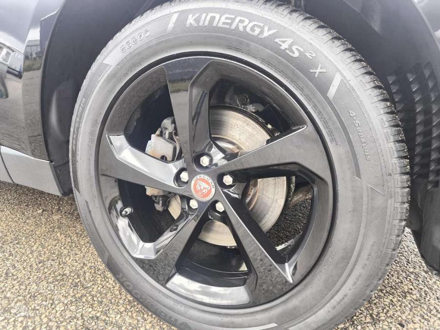 Black Jaguar F-Pace 2016 in Vilnius, with an engine capacity of 2.00 L and mileage of 157 thousand km for 13900 €, photo 6 on AUTOMOTO.COM.LV