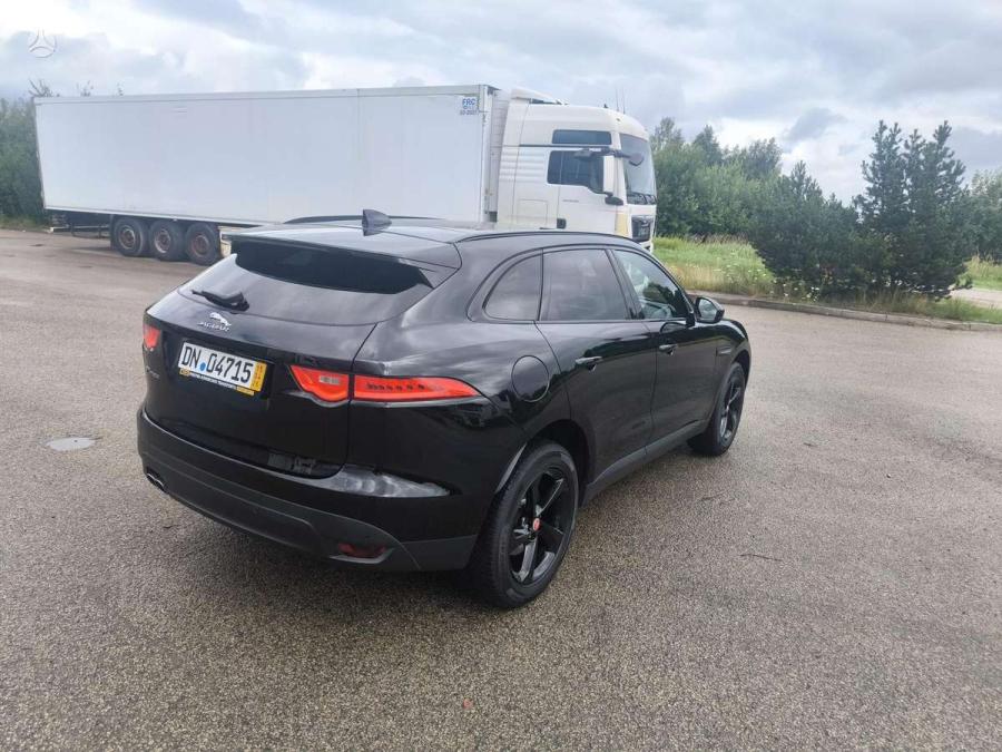 Black Jaguar F-Pace 2016 in Vilnius, with an engine capacity of 2.00 L and mileage of 157 thousand km for 13900 €, photo 7 on AUTOMOTO.COM.LV