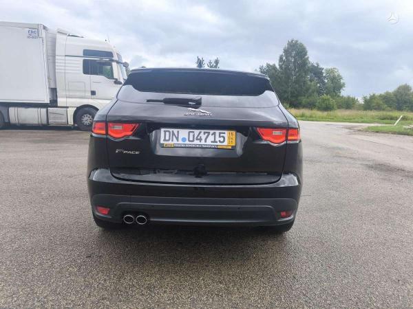 Black Jaguar F-Pace 2016 in Vilnius, with an engine capacity of 2.00 L and mileage of 157 thousand km for 13900 €, photo 7 on AUTOMOTO.COM.LV