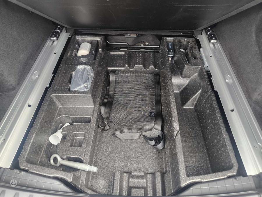 Black Jaguar F-Pace 2016 in Vilnius, with an engine capacity of 2.00 L and mileage of 157 thousand km for 13900 €, photo 9 on AUTOMOTO.COM.LV
