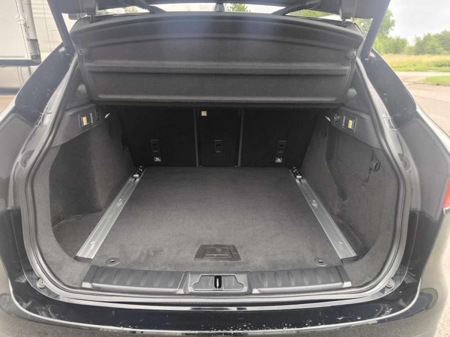 Black Jaguar F-Pace 2016 in Vilnius, with an engine capacity of 2.00 L and mileage of 157 thousand km for 13900 €, photo 10 on AUTOMOTO.COM.LV
