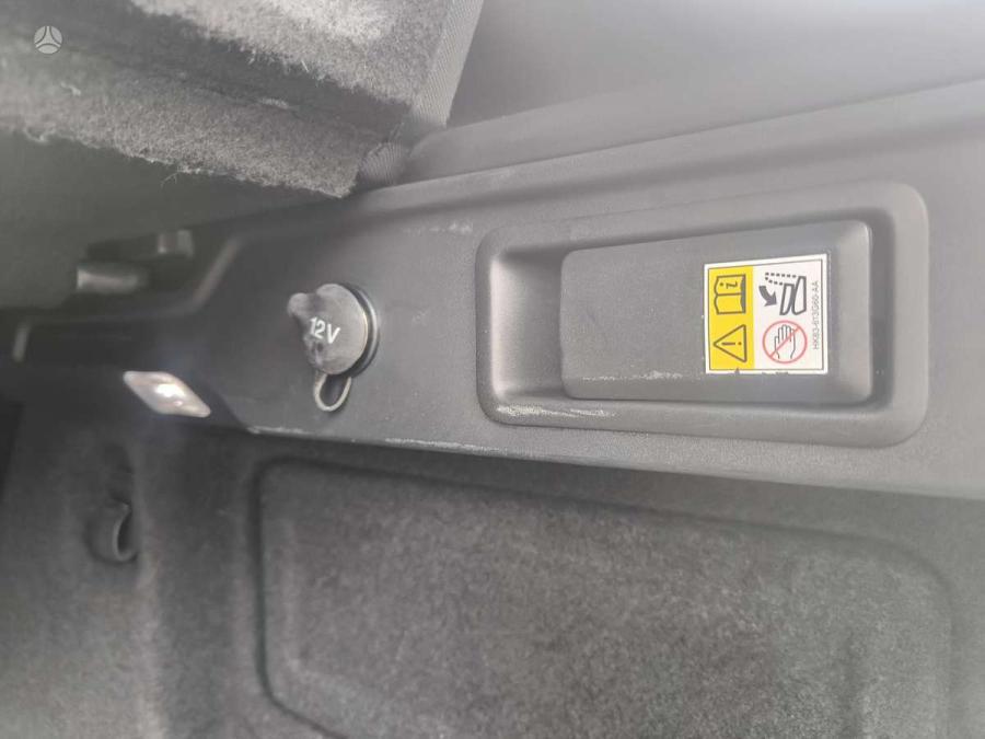 Black Jaguar F-Pace 2016 in Vilnius, with an engine capacity of 2.00 L and mileage of 157 thousand km for 13900 €, photo 13 on AUTOMOTO.COM.LV