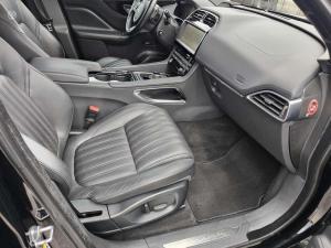 Black Jaguar F-Pace 2016 in Vilnius, with an engine capacity of 2.00 L and mileage of 157 thousand km for 13900 €, photo 16 on AUTOMOTO.COM.LV
