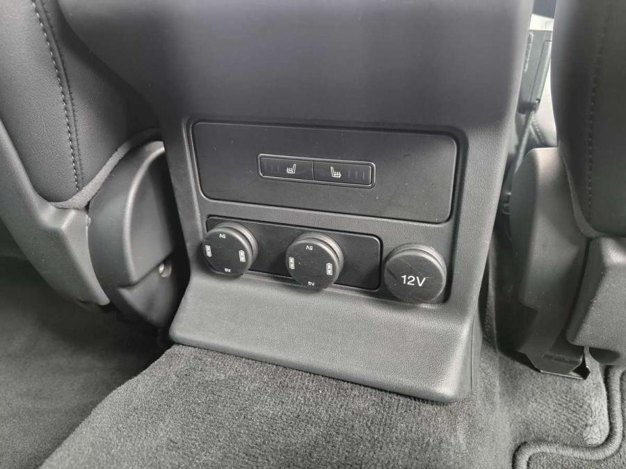 Black Jaguar F-Pace 2016 in Vilnius, with an engine capacity of 2.00 L and mileage of 157 thousand km for 13900 €, photo 17 on AUTOMOTO.COM.LV