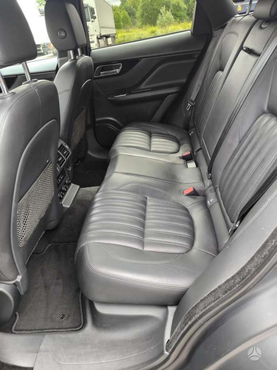 Black Jaguar F-Pace 2016 in Vilnius, with an engine capacity of 2.00 L and mileage of 157 thousand km for 13900 €, photo 21 on AUTOMOTO.COM.LV