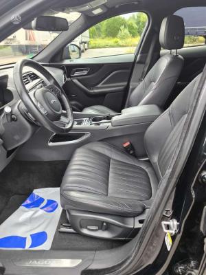 Black Jaguar F-Pace 2016 in Vilnius, with an engine capacity of 2.00 L and mileage of 157 thousand km for 13900 €, photo 22 on AUTOMOTO.COM.LV